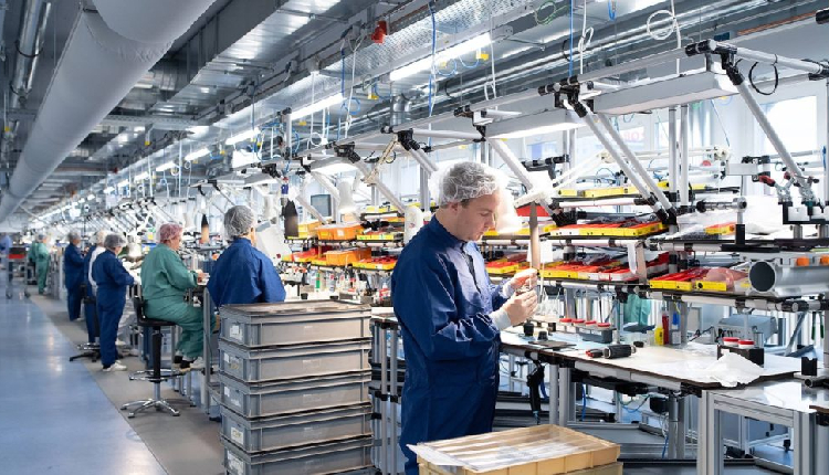 Italian manufacturing sector ends '24 in decline - PMI | Amwal Al Ghad